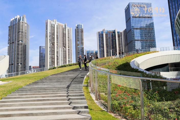 【中国有约】不像书城，更像文化公园！国际友人漫步深圳“湾区之眼”感受“书香中国”-水母网