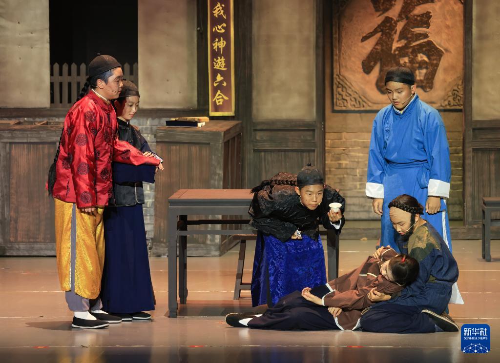 戏剧育人：北京中学生演绎《呐喊》《茶馆》-水母网